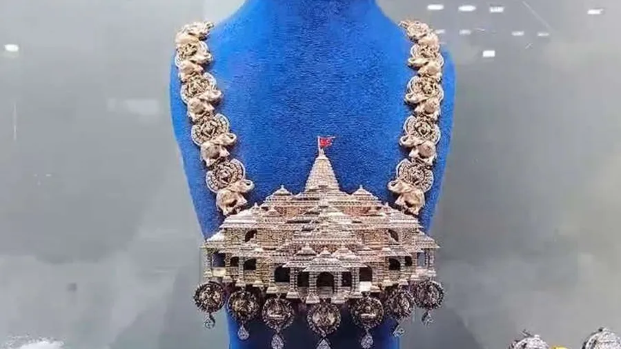 સુરતના જ્વેલરે તૈયાર કર્યો રામમંદિરની ડિઝાઇનનો 5000 ડાયમન્ડનો હાર ...